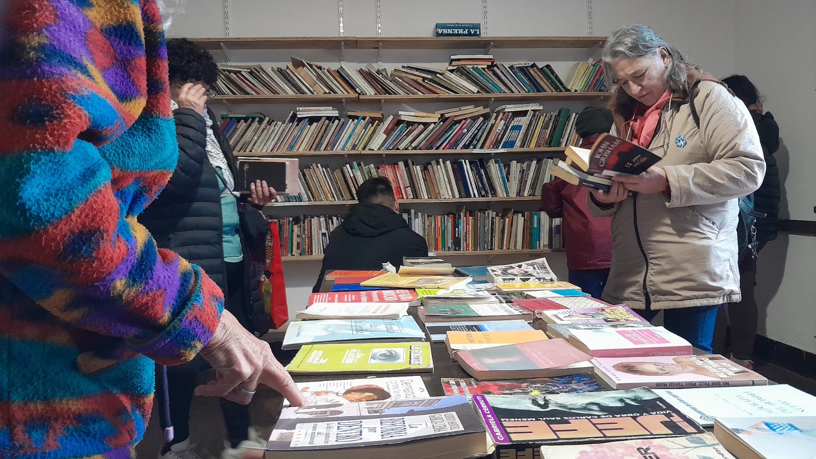 La ONG Casa de 20 cumple 7 años sembrando libros en espacios públicos ...